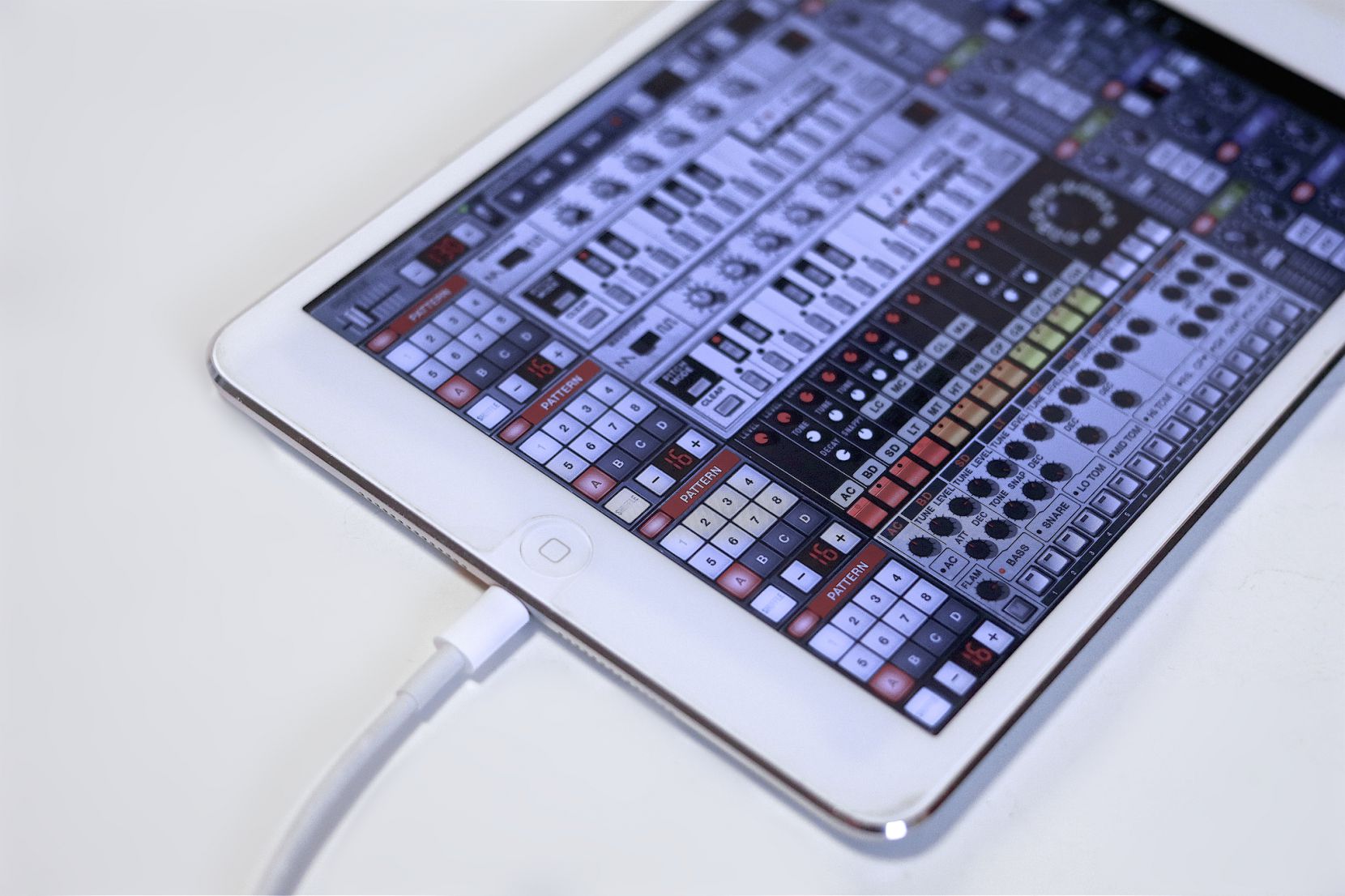 ReBirth for iPad : TB-03 をゲットするまでこれで我慢と思いきや、意外にこれでいいのかもと思いはじめた | WAVEFORM LAB