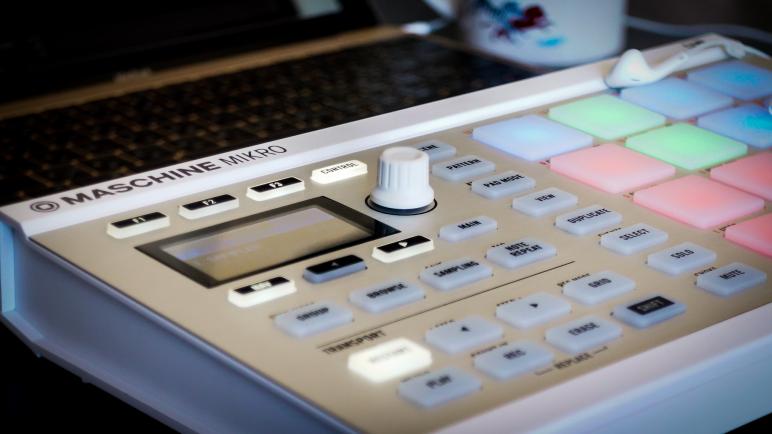 Native Instruments MASCHINE MIKRO レビュー : MASCHINE を始めるには一番の機種だったかも ...