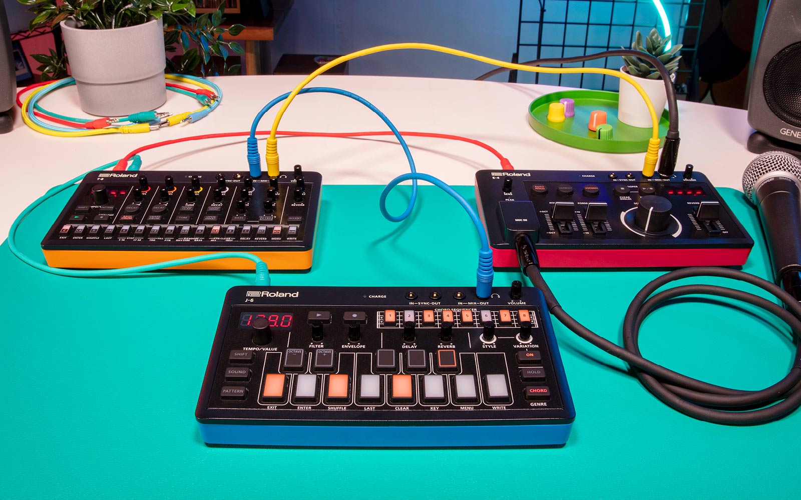 Roland AIRA Compact – AIRA 新シリーズが爆誕、エレクトロニック・ミュージックを遊びつくすコンパクト・マシン ...