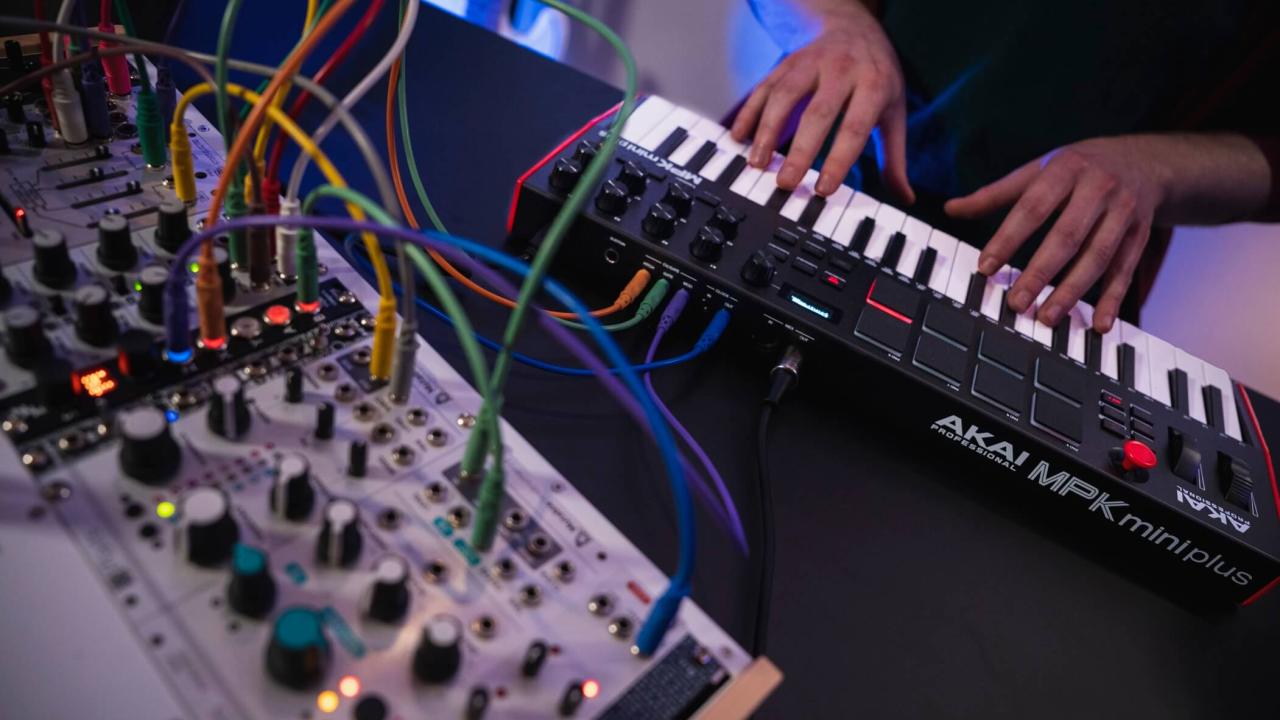 AKAI MPK mini plus vs Arturia KEYSTEP 37 比較 | WAVEFORM LAB